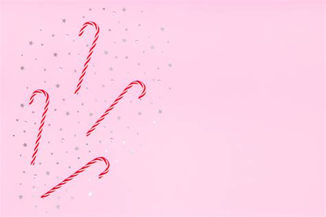 크리스마스 플랫 평신기 구성 파스텔 핑크 배경에 크리스마스 사탕 지팡이와 실버 반짝이 색종이 별 플랫 디자인 상단 보기 복사 공간 0명에 대한 스톡 사진 및 기타 이미지