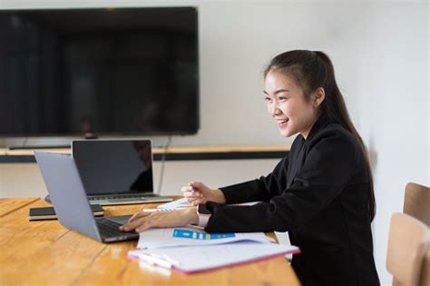 비즈니스 여성의 초상화는 책상에 앉아 노트북 컴퓨터로 작업하는 아름다운 피부를 미소 짓습니다 그래픽 타블렛에 대한 스톡 사진 및 기타 이미지 Istock