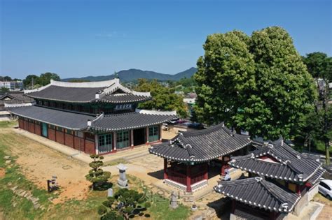 보리수와 범종이 맞는… 한옥에 안긴 성당[마음의 쉼자리 종교와 공간]