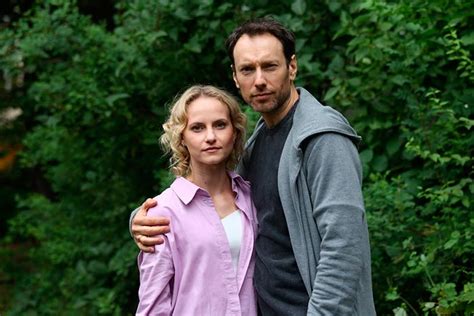Сериал «Тень за спиной» (2021) - сюжет, актеры и роли, кадры из сериала
