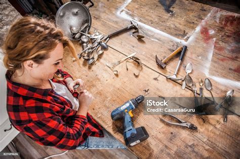 젊은 크리에이 티브 여 자가 숟가락을 속이 고 아트 만들기 긍정적인 감정 표현에 대한 스톡 사진 및 기타 이미지 긍정적인 감정 표현 기술 기업 재무와 산업 Istock