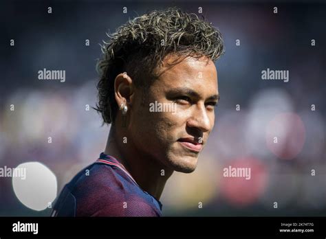 Le Nouveau Joueur Du Paris Saint Germain Neymar Jr Lors De Sa