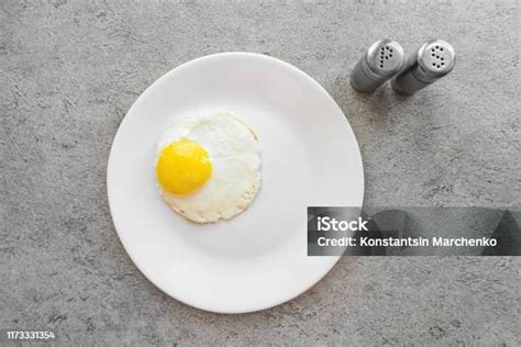 회색 대리석 테이블에 흰색 접시에 계란 튀김 소금과 후추 셰이커 0명에 대한 스톡 사진 및 기타 이미지 0명 개체 그룹