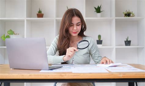 사무실 책상 위에 돋보기로 재무 문서를 확인하는 조사관 또는 감사원 돋보기 광학 기기에 대한 스톡 사진 및 기타 이미지 돋보기 광학 기기 여성 읽기 Istock