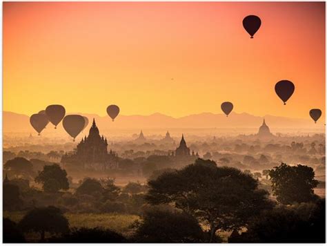 Wallclassics Poster Mat Luchtballonnen Boven Tempels Met Zonsondergang 100x75 Bol