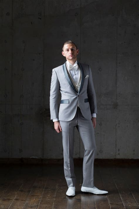 結婚式の新郎タキシードの選び方！色・価格・オーダー ・レンタルは！？