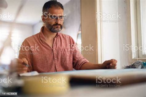 창의적인 남성 예술가 캔버스에 그림 그의 홈 아트 스튜디오에서 35 39세에 대한 스톡 사진 및 기타 이미지 35 39세