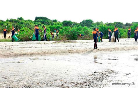 55 පාබල සේනාංකය සහ 552 පාබල බලසේනාව ඒකාබද්ධව වෙරළ තීරය පිරිසිදු කරයි