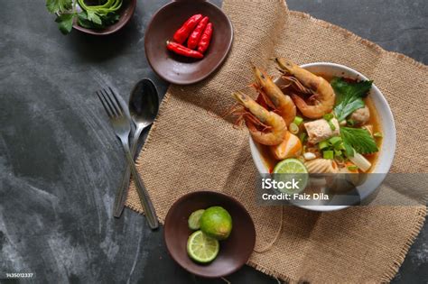 태국에서 유래 한 톰 얌 수프 톰얌은 새우 칠리 라임 닭고기 생선 또는 해산물과 버섯으로 만듭니다 0명에 대한 스톡 사진 및