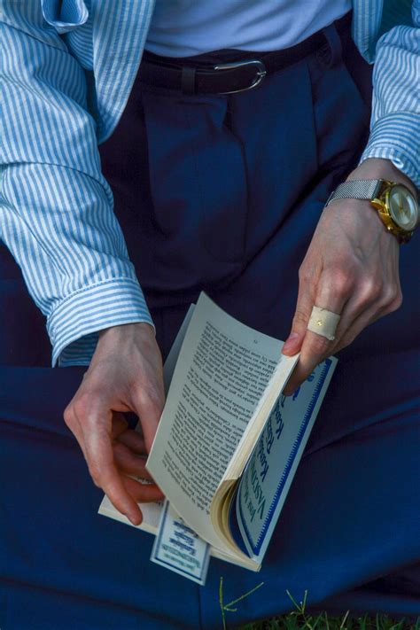 개인 스타일 개인 스타일 표현 관찰 낮 높은 각도 독서하는 뒤집는 라이프스타일 레저 매거진 문학 문호 바지 벨트 블루 사색 중인 성인 손