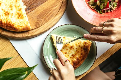 전통적인 조지아 축제 테이블 위의 삼각형 카차푸리 조각을 음미하는 손 그루지야에 대한 스톡 사진 및 기타 이미지 그루지야