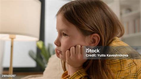 좌절하고 수심에 잠기고 지루하고 학교에서 나쁜 성적으로 벌을 받고 집에서 혼자 학대받는 백인 소녀 지친 딸 여고생 어린 아이 피곤함 슬픔 슬픔 양육권 스트레스 위기 십대