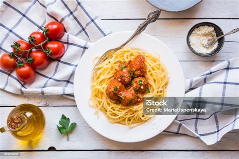 어두운 배경에 토마토 소스 이탈리아 요리에 미트볼 맛있는 스파게티 0명에 대한 스톡 사진 및 기타 이미지 0명 고기 미트볼 Istock