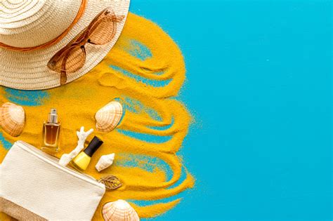 선글라스와 밀짚모자를 쓴 자외선 차단제 화장품 여름 방학 컨셉 플랫레이 0명에 대한 스톡 사진 및 기타 이미지 0명 개념 개념과 주제 Istock