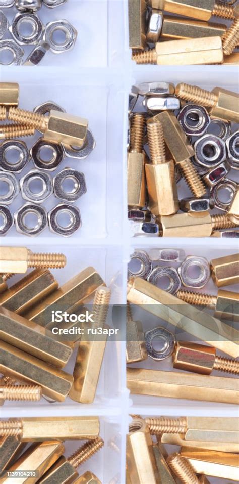 플라스틱 콘테이너에 있는 금관 악기 스탠드 오프 스페이서 남성과 여성 세트 Diy에 대한 스톡 사진 및 기타 이미지 Diy