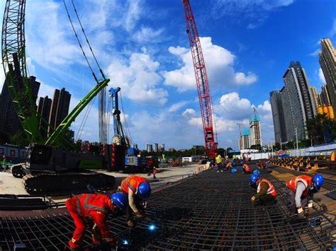 武汉地铁12号线多节点突破性进展 亚洲最长地铁环线掘进正酣施工基坑长江