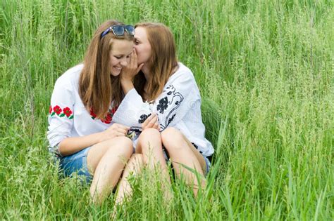 Due Sorelle Lesbiche Gemellano Una Bellissima Ragazza Bionda Ricciola Con Un Vestito Elegante
