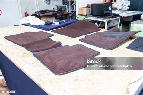 도구와 함께 인테리어 디자인 워크샵에서 차량의 전후 승객을 위한 양모에서 갈색 색상의 자동차 3d 수 제 바닥 매트 갈색에 대한 스톡 사진 및 기타 이미지 Istock