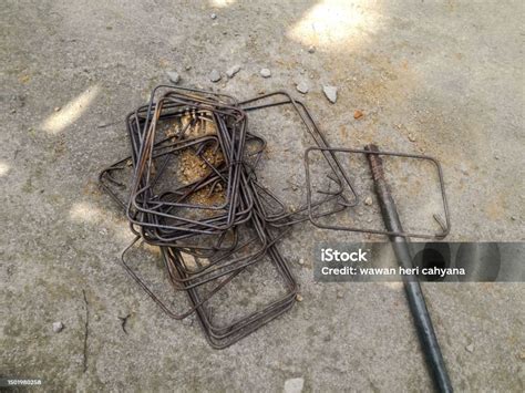 콘크리트 작업을위한 등자 더미 등자는 철근 철근의 폐쇄 루프로 철근 콘크리트 요소에서 주 철근 철근을 함께 고정하는 주요 기능을 가지고 있습니다 0명에 대한 스톡 사진 및