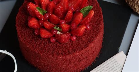 계층화 된 케이크 고급 디저트 고명 과일 과자 높은 각도보기 달콤한 도금 디저트 디저트 디저트 테이블 딸기 레드 벨벳 케이크 맛있는 먹을 수있는