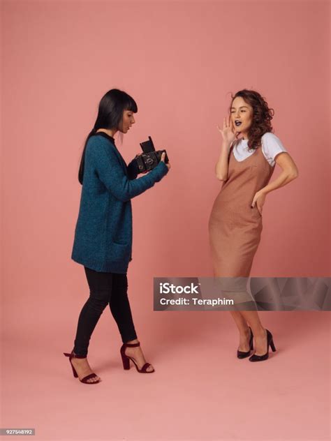 여자 사진 작가 스튜디오에서 분홍색 배경에 복고풍 영화 카메라 모델의 사진을 걸립니다 2명에 대한 스톡 사진 및 기타 이미지 2명 라틴 아메리카 히스패닉 민족 여자