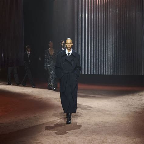 COS: Minimalistische Mode mit künstlerischem Anspruch