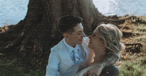 나무 근처에 나란히 앉아 있는 남자와 여자 사진 Unsplash의 결혼식 이미지