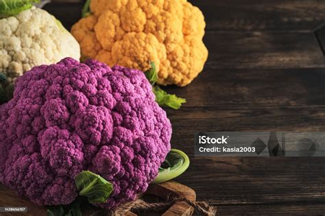 컬러푸 콜리플라워 오래된 나무 배경에 콜리 플라워의 다양한 종류 보라색 노란색 흰색 및 녹색 양배추 브로콜리와 로마네스코 농업 수확 모의 0명에 대한 스톡 사진 및 기타