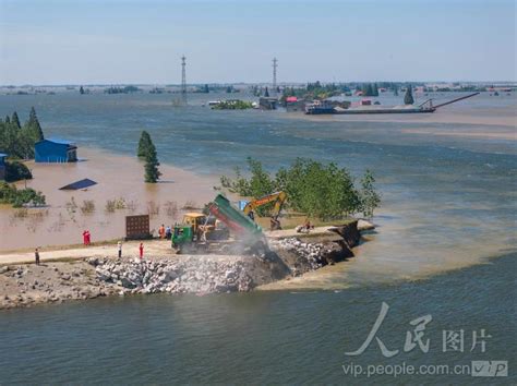 湖南华容：封堵洞庭湖大堤溃口 人民图片网