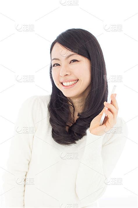 一个日本女人在用智能手机