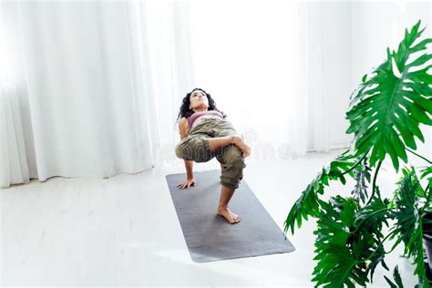 Ejercicios De Estiramiento De Piernas Entrenador De Yoga Gimnasia