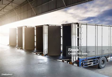 선착장에 주차된 컨테이너 트럭 창고에서 물품을 적재하는 트럭 컨테이너 운송 유통 창고 공급망 소모품 선적 화물 트럭 물류 화물 운송 0명에 대한 스톡 사진 및 기타 이미지