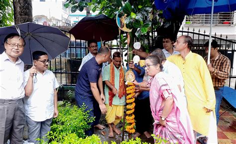 Siliguri College Para Puja Committee Completes “khutti Puja” Siliguri