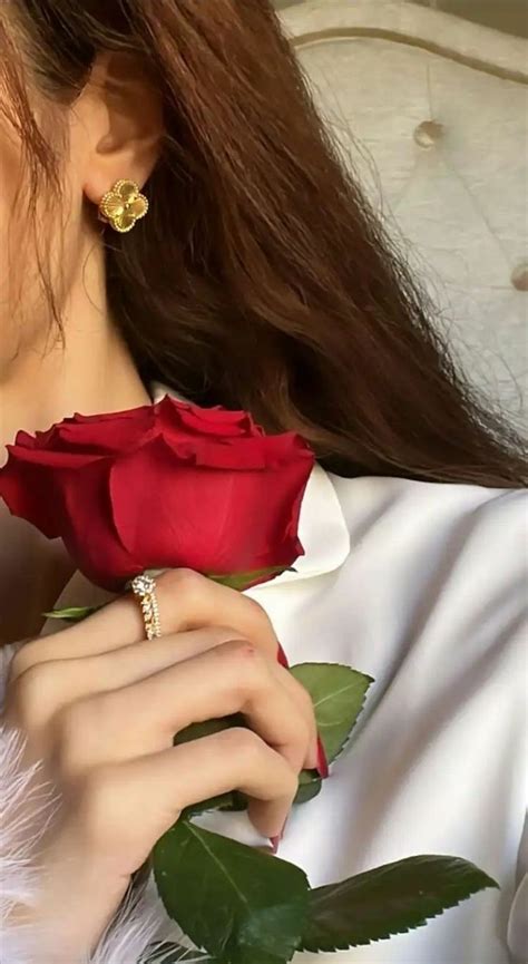 صور بنات ماسكين وردصور بنات حاملين ورد صور بنات حاملة ورد فارغة