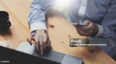 노트북의 키보드에 입력 하는 신용 카드를 들고 손을 연결 되어 쇼핑 자세히 클로즈업 개념에 대한 스톡 사진 및 기타 이미지