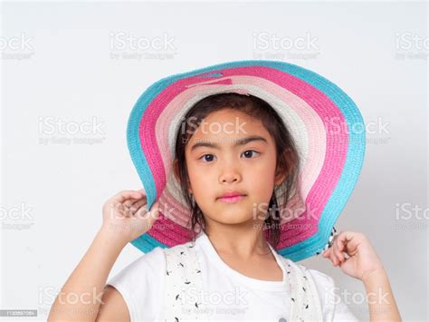 흰색 배경 여름 패션 컨셉에 웃 고 해변 모자를 입고 귀여운 어린 소녀 가족에 대한 스톡 사진 및 기타 이미지 가족 귀여운 드레스 Istock