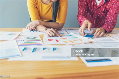 비즈니스 전략 팀 보고서 차트 그래프 인포그래픽 데이터는 재무 보고서 계획을 분석합니다 핸즈 팀 파트너 기획 마케팅 금융 통계 판매 보고서 와 엑셀 스프레드 시트 계정 2