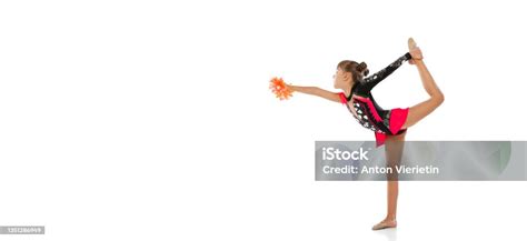 흰색 배경에 고립 된 소녀 어린이 치어 리더 훈련의 전체 길이 초상화 전단 8 9 살에 대한 스톡 사진 및 기타 이미지 8 9 살 개념 건강한 생활방식 Istock