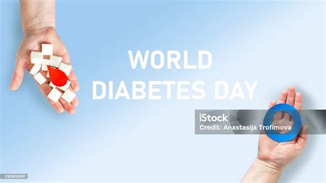 각설탕 혈액 방울 여성의 손에 푸른 원은 당뇨병의 보편적 인 상징입니다 세계 당뇨병의 날 11월 14일 당뇨병 치료의 개념 파란색 배경에 평면 누워 11월에 대한 스톡 사진