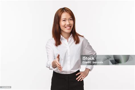 만나서 반가워요 정중하고 친절한 미소 성공적인 사업가 인사 클라이언트 또는 비즈니스 파트너 안녕으로 악수를 위해 손을 확장 당신을 알고 기쁘게 흰색 배경 경영자에 대한 스톡