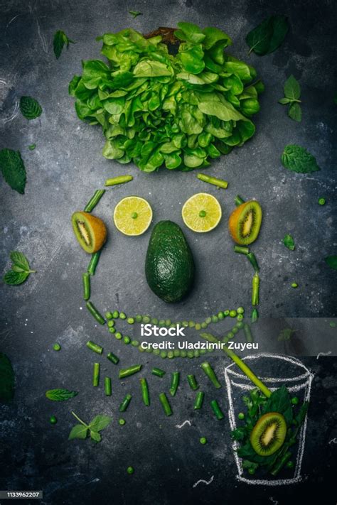 그린 디 톡 스 건강 스무디 그린 과일 아보카도 샐러드 케 일 라임 키 위 민트 음식 얼굴 아이 아이디어를 위한 재미 있는 음식