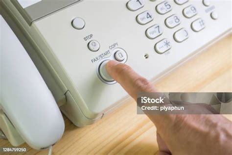손 남자는 사무실에서 팩스 기계를 사용하고 데이터 전송을위한 장비 기계류에 대한 스톡 사진 및 기타 이미지 기계류 남자 다목적 Istock