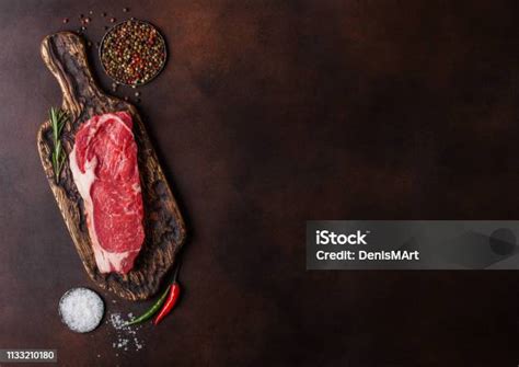 원시 등심 쇠고기 스테이크 녹슨 배경에 소금과 후추와 오래 된 마에 보드에 텍스트 공간 고기에 대한 스톡 사진 및 기타 이미지