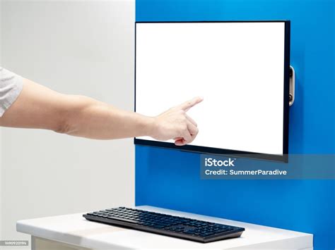 식료품점에서 대화형 터치스크린 디스플레이 사용 남성 고객의 손이 정보를 검색하기 위해 벽에 있는 Lcd 터치 스크린 모니터를 만지고 있다 모형을 위한 빈 흰색 화면