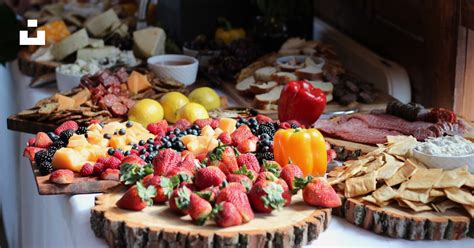 다양한 종류의 음식으로 가득 찬 테이블 사진 Unsplash의 무료 과일 이미지