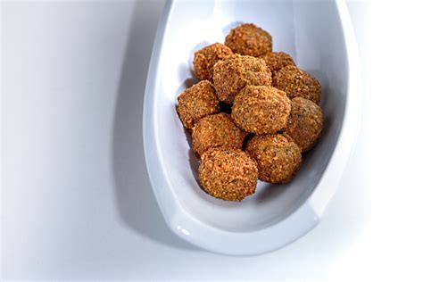 그냥 튀긴 빵 먹으면 공의 큰 한 환상적이 고 저항할 수 없는 접시 전통적인 중동 음식입니다 텍스트에 대 한 공간을 복사 합니다 0명에 대한 스톡 사진 및 기타 이미지