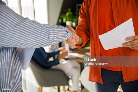 성공적인 회의 후 손을 나누는 두 명의 알아볼 수 없는 사업가 2명에 대한 스톡 사진 및 기타 이미지 2명 30 34세 35 39세 Istock