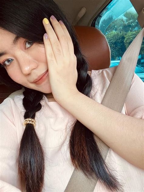 အမြင်တစ်မျိုးလေးဖြစ်သွားရအောင် ရှည်လျှားလှပတဲ့ ဆံနွယ်လေးတွေကို အတိုပုံစံလေး ပြောင်းလဲလိုက်တဲ့ မ