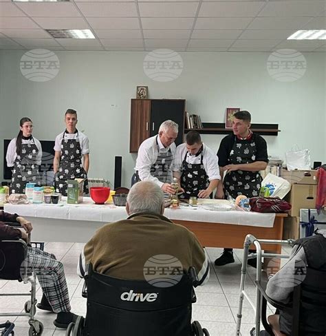 Ученици приготвиха традиционни зимни ястия за възрастните хора в дома „Света Петка“ Утро