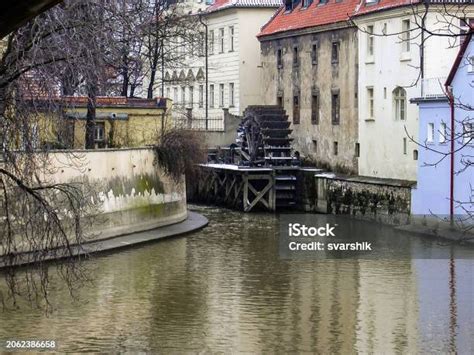 눈 덮인 겨울의 모습 2 월 날씨 체코의 수도 프라하 구시 가지에있는 블 타바 강 의 물레방아의 큰 나무 바퀴 0명에 대한 스톡 사진 및 기타 이미지 Istock